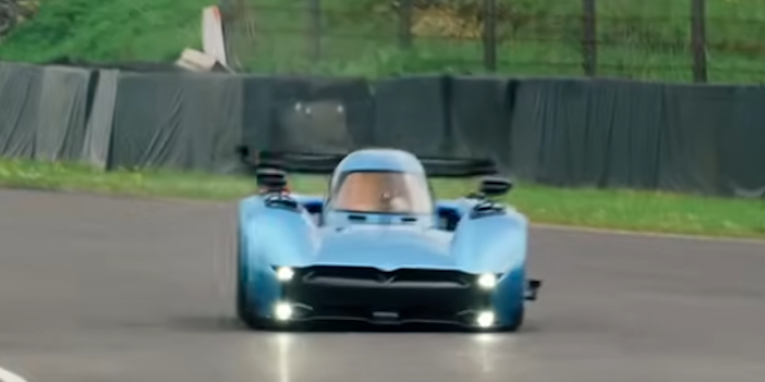 The McMurtry Spéirling fan car takes the track record at Castle Combe ...